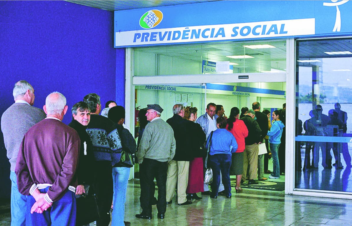INSS acumula fila gigante e brasileiros enfrentam meses de espera